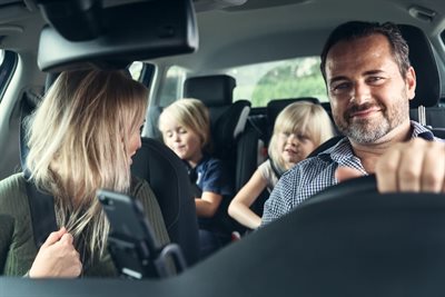 Biler med plads til 3 autostole - Se liste på 13 store biler